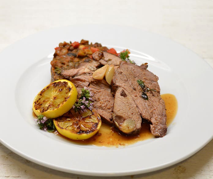 Keptas ėriuko kumpis su ankštiniais | Bulvių košė