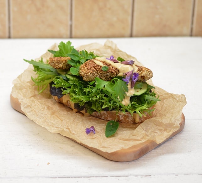 Sumuštinis su šamo piršteliais sezamų plutelėje | Bulvių košė