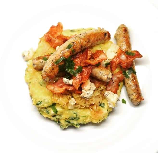 Triušienos dešrelės su polenta, kopūstais ir šonine | Bulvių košė
