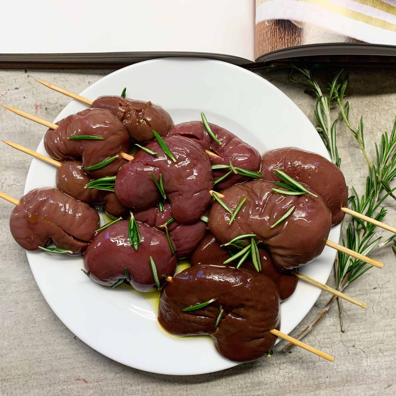 Ėriukų inkstai su ančiuvių - rozmarinų sviestu | Bulvių košė