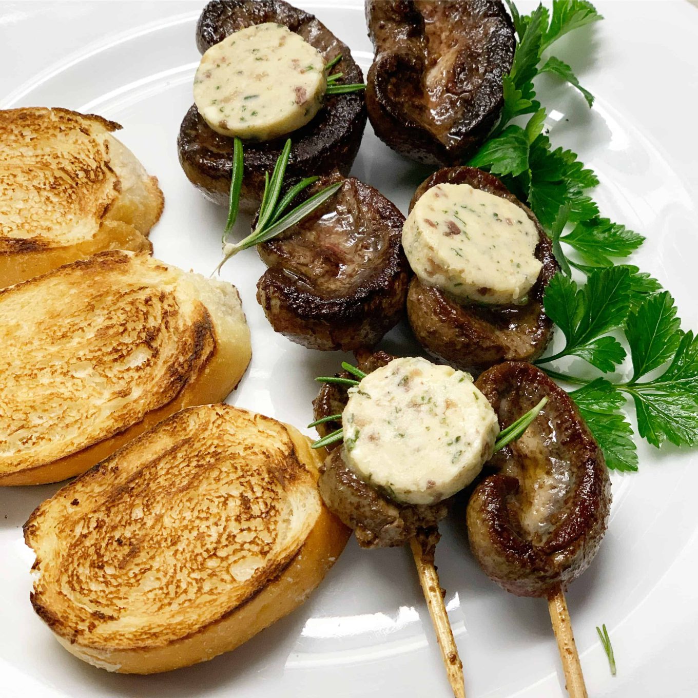 Ėriukų inkstai su ančiuvių - rozmarinų sviestu | Bulvių košė