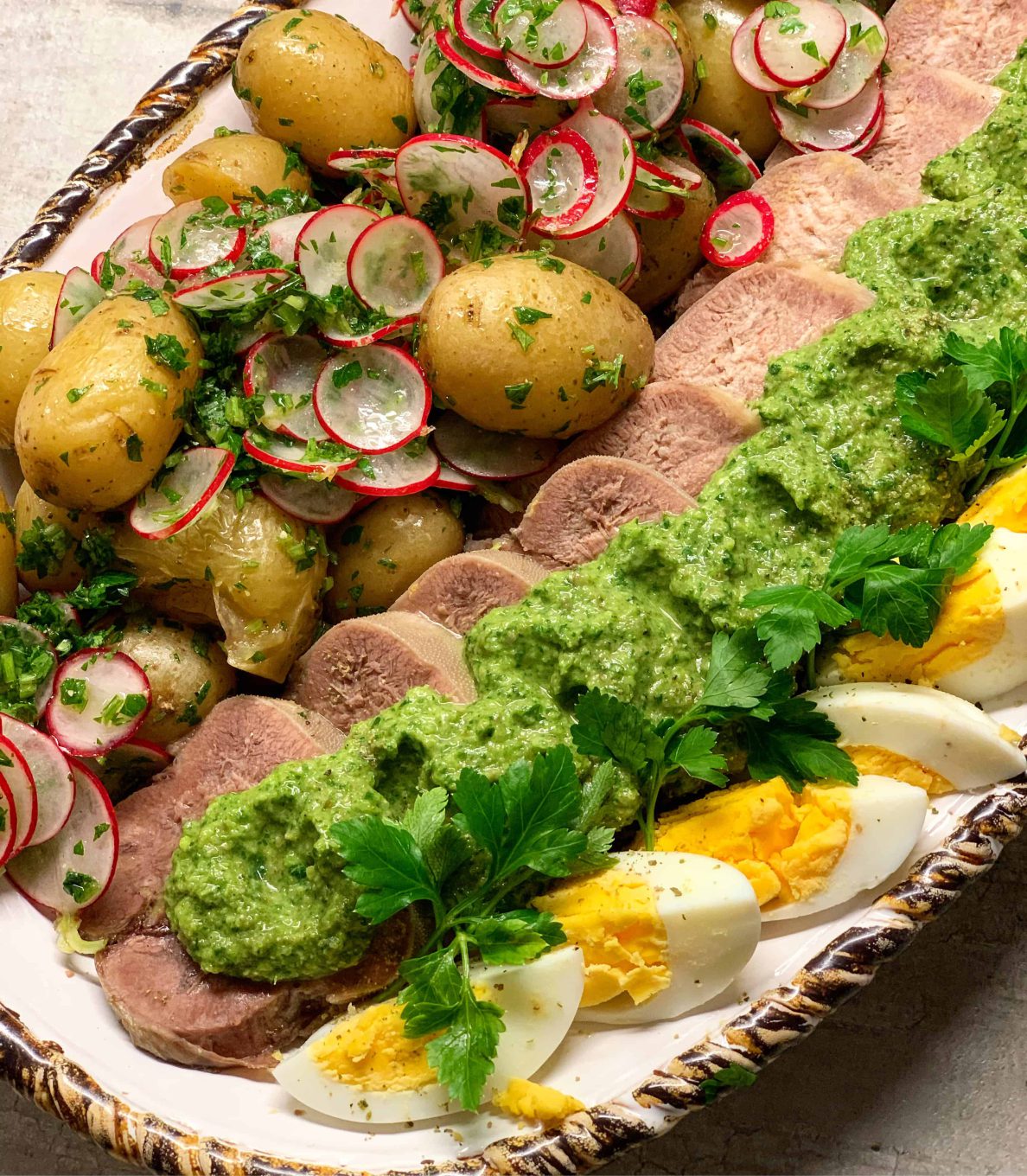 Virtas jaučio liežuvis su žolelių padažu - bulviukose.lt | Bulvių košė