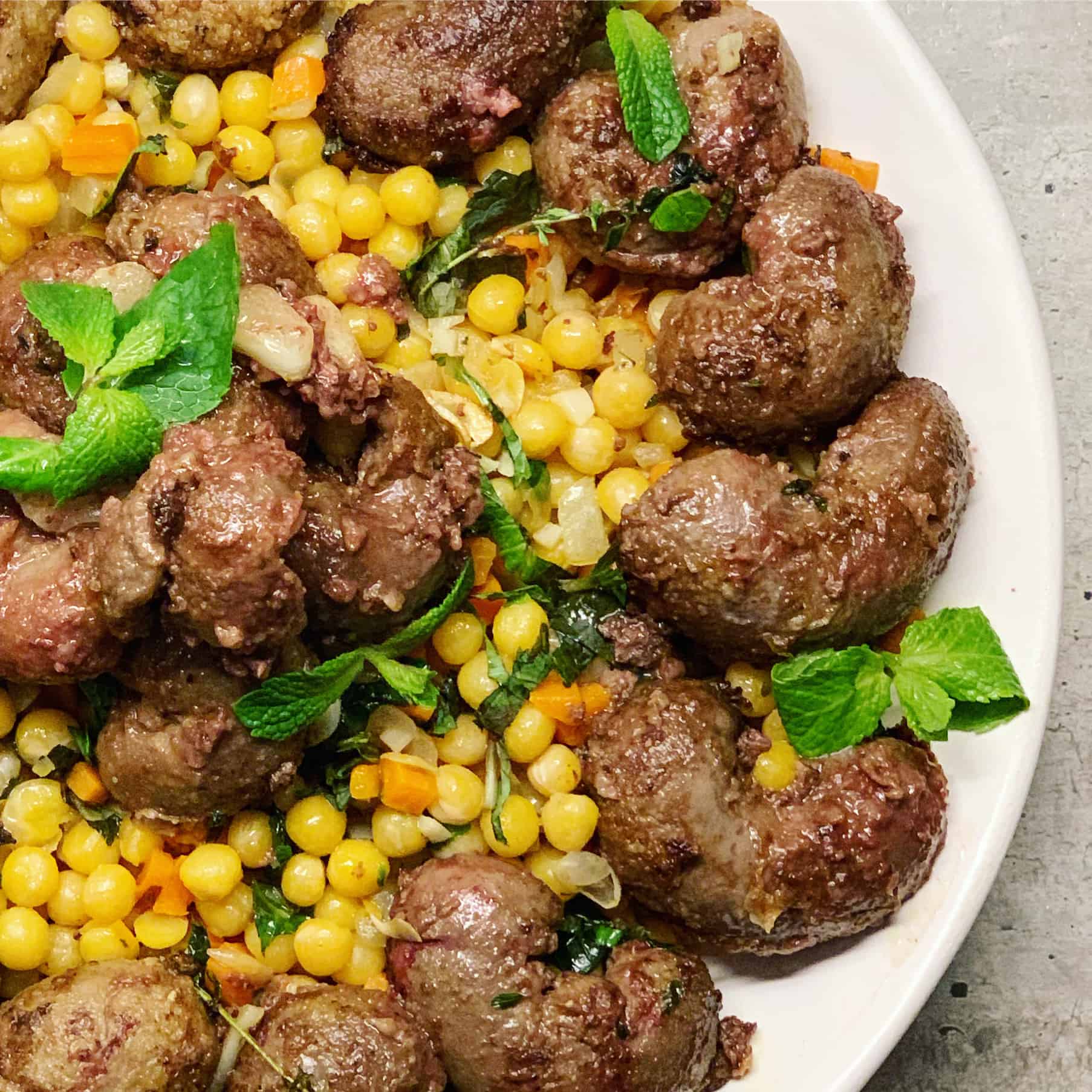 Ėrienos inkstai su žirniais ir mėtomis | Bulvių košė