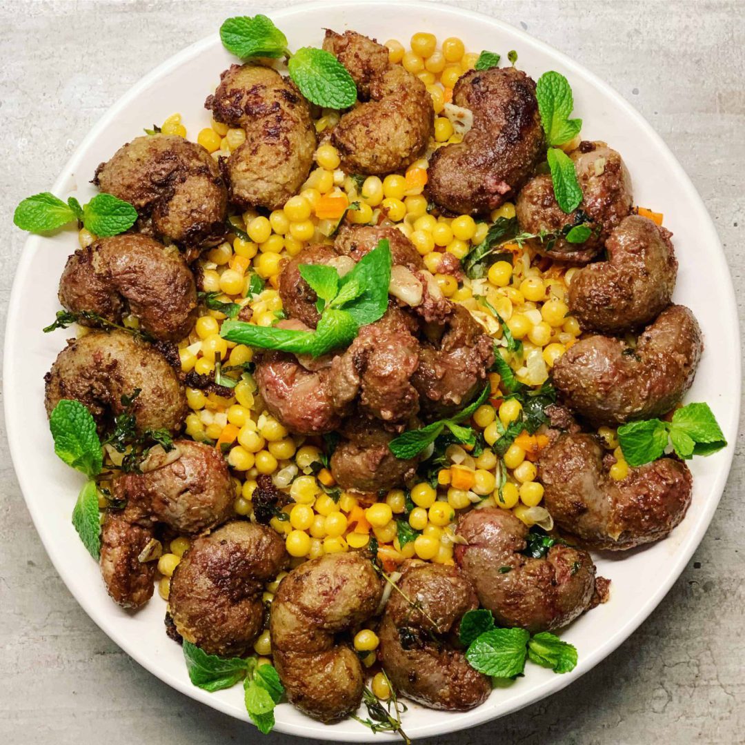 Ėrienos inkstai su žirniais ir mėtomis | Bulvių košė